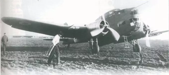 Mungkas sahiji gugur of 1936. BRE 462 N ° 01 nyampurnakeun tés pabrik sarta geus disiapkeun pikeun tampilan dina acara hawa. Bayar perhatian ka tube PITO dipasang di bagean luhur fuselage jeung dina header badarat di ujung hareup jangjang, ti mana éta tube test tindakan (sakabeh poto - lamun henteu dieusian lianna - tina kempelan panulis urang)