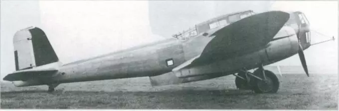 La BRE 460 posteulo estis BR 462. La unua prototipo estas prezentita en la foto post elprenante ĝin el sia asembleo-ateliero en unu griza mateno de oktobro 1936. Atentu la plibonigon de la aerodinamiko de la antaŭo de la fuzelaĝo; La aviadilo ankoraŭ instalis motorojn G & R 14 KIRS / JRS