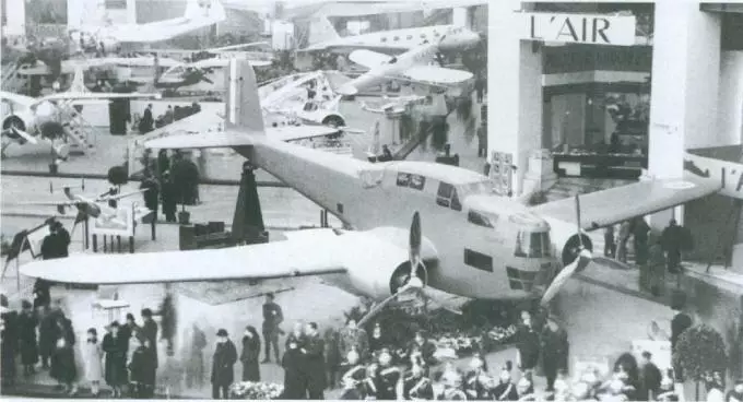 13 Kasım 1936'da, onbeşinci zamanda daha büyük saray, Paris Aviasalon için kapılarını açtı. BRE 462 VULTUR AIR şovuna gönderilen Vultur, Japon heyeti üyeleri de dahil olmak üzere sayısız ziyaretçiye hayranlık yarattı. Uçak, Hükümet edinmedi rağmen, Fransız hava kuvvetlerinin tanımlama belirtilerine neden olur. Bütün mat alüminyum boyama mümkündür.