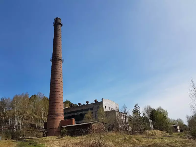 Pipe e bukur e fabrikës dhe goditja nëntokësore