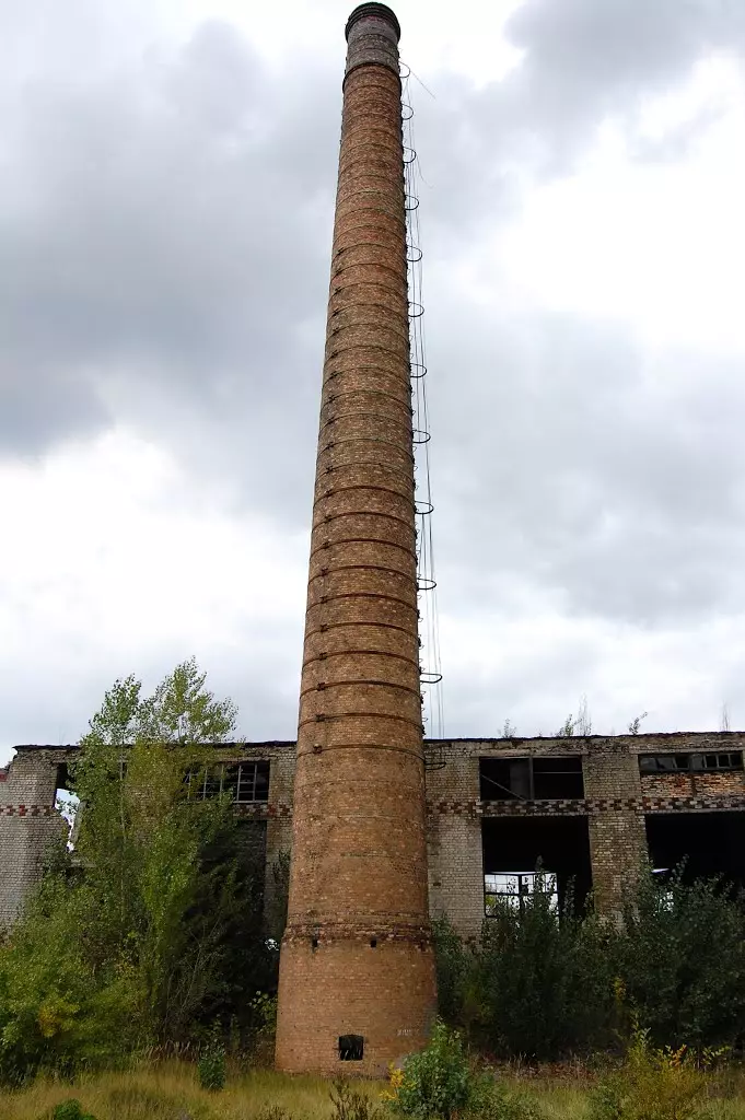 Piękna fabryka fabryki i podziemny udar