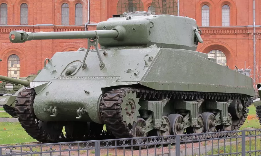 M4A2 (76) W med 76 mm pistol M1A2. Sådanne biler begyndte at falde på den sovjetiske-tyske front i begyndelsen af ​​1945