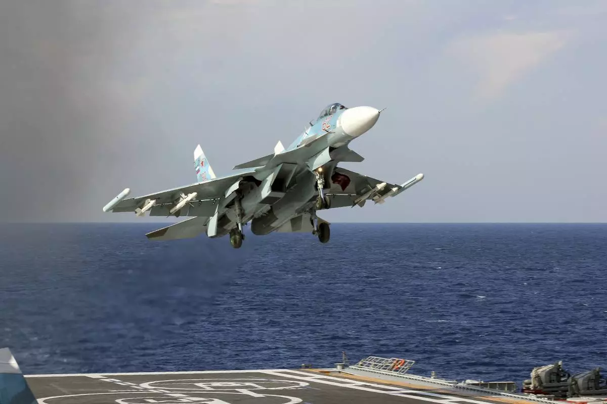 Deck Fighter Su-33. Wéinst dem Feeler vum Su-27kmmant, hien huet kee Ersuergt hat. Foto vum Ministère vun der Verdeedegung vun der russescher Federatioun