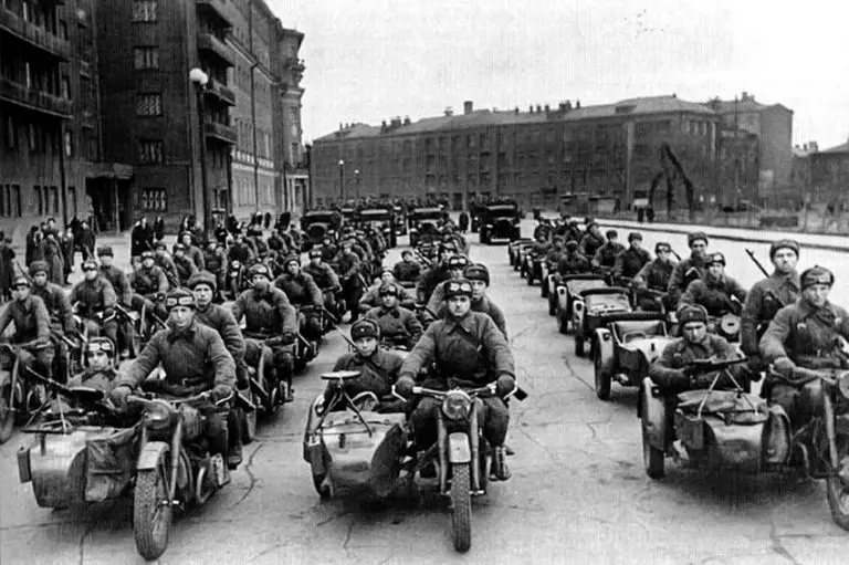 Legends of the Great Patriotic War: Hvernig skapaði hið fræga mótorhjól M-72 og Dráttarvél I-11