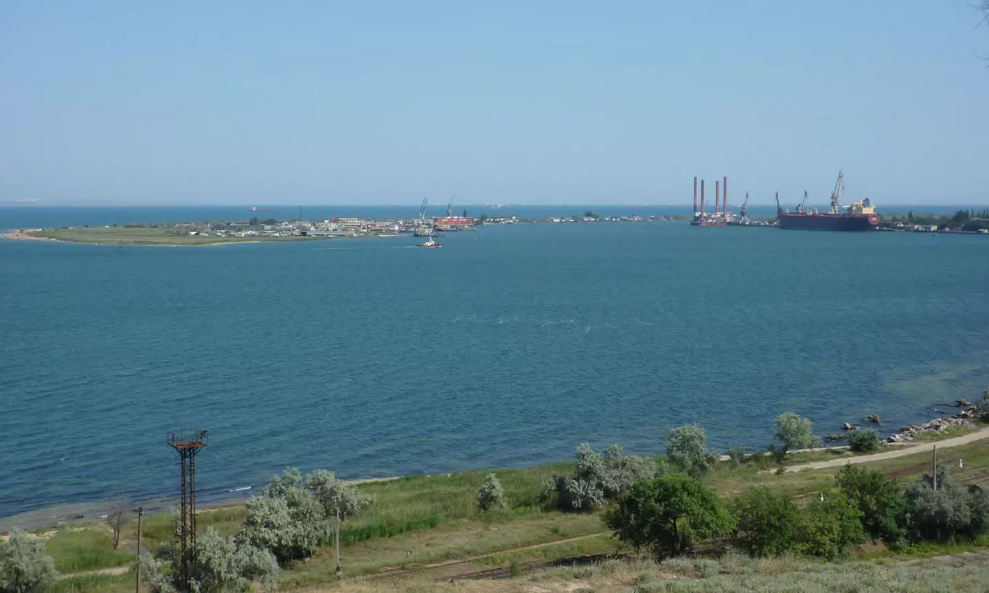 Kamysh Buran Bay，從北部的看法，現代照片。左邊是對辮子和魚的辮子，右側 - 工廠“灣”（前運輸造船廠）