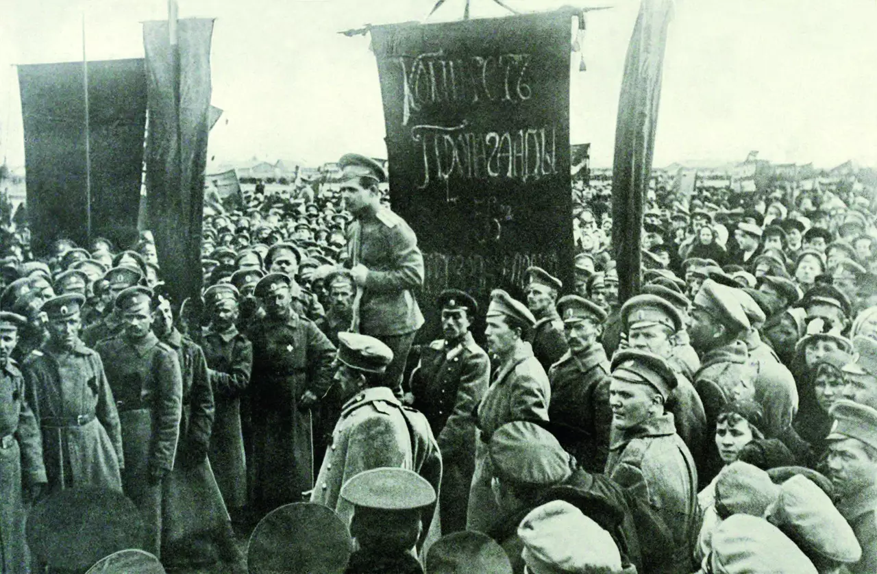 Službenik, vjeran privremenoj vladi, žalbe vojnicima s pozivom na nastavak rata do pobjedničkog kraja. 1917 godine