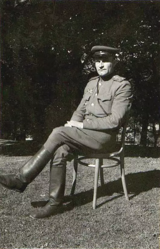 Gw. Si Captain Mikhail Dmitrievich Romanovsky, kumander ng 2nd division ng 192nd Heavy Gaubic Artillery Brigade, na nakikibahagi sa pagkuha ni Mr. Komar sa Hungary Red Army