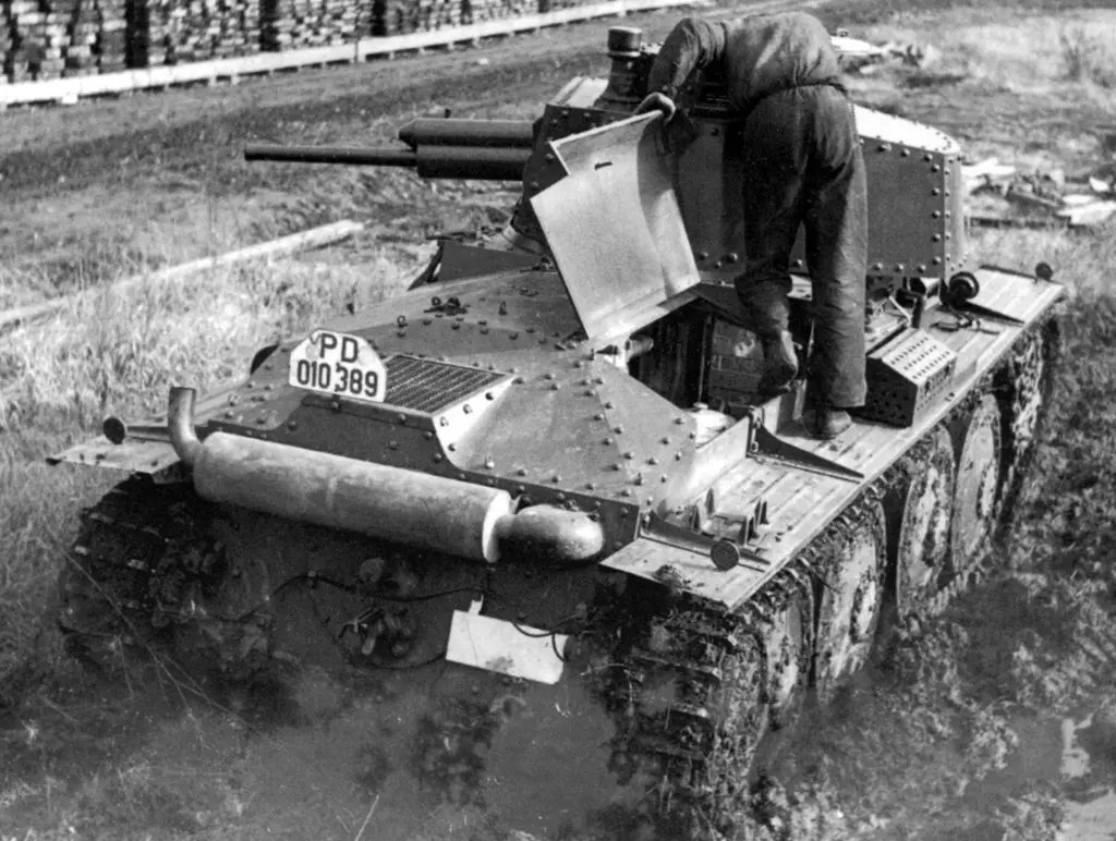 Competently designed hatches of access to the engine compartment allowed to work with a tank, not stinging feet in the mud