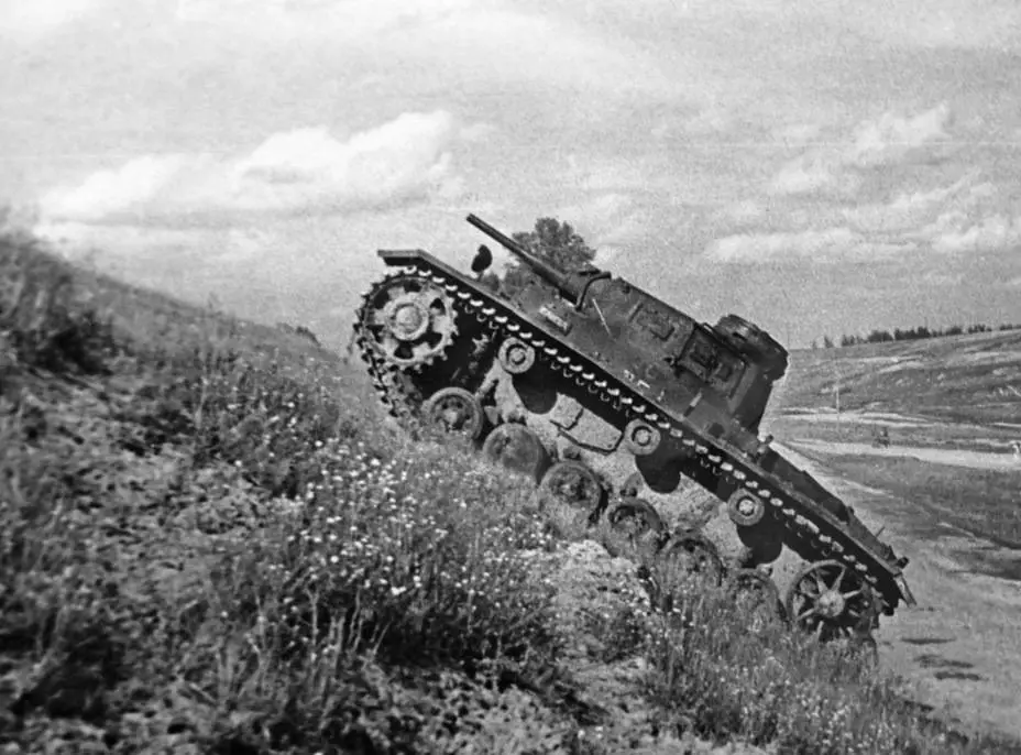 Kazan, 1942. Los tanques bajo los ojos de los testículos soviéticas