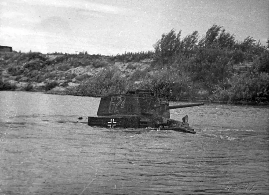 Procedimientos de agua para los tanques de Wehrmacht, que fallaron. Fuente: warspot.ru.