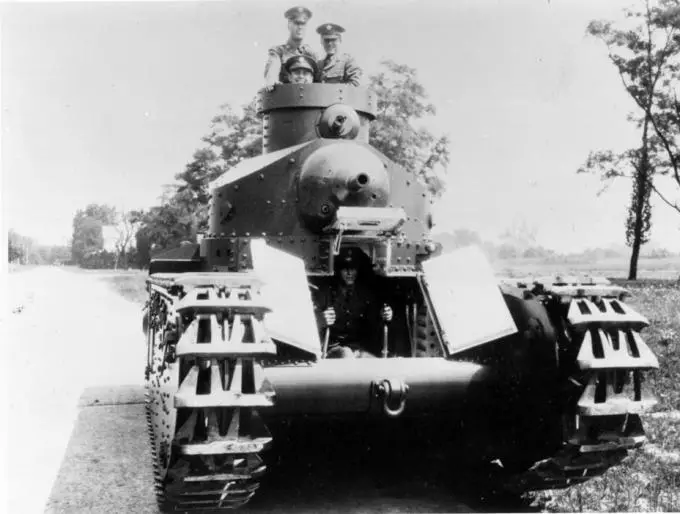 Medium Tank M1 och dess besättning, våren 1928