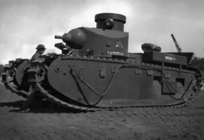 Keskipitkä tankki T1E1 67. jalkaväen tiellä, jossa on keskisuuret säiliöt. Säiliö sai oman Fu-Manchun nimen kirjan kunniaksi. Fort Binning, 1933