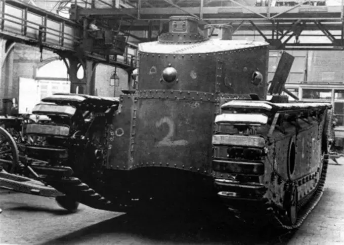 Moyenne réservoir MK.D modifiée, version finale de Philip Johnson Tank. Faites attention à la tourelle derrière la journalisation - il y a un pilote de mécanicien