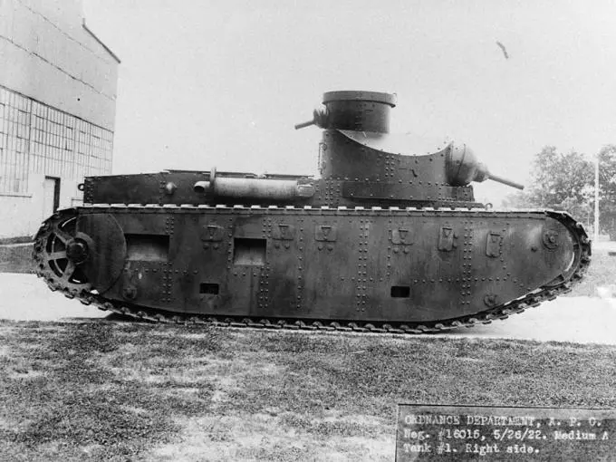 Tank ya Tank M1921 kuri Aberdeen Polygon, Gashyantare 1922. Tank iracyafite igitabo cya kera