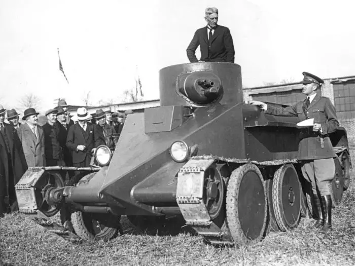 Demostración de Christie M.1931, enero de 1931. Durante la prueba, el tanque superó a la milla (1609 metros) en menos de un minuto. En ese momento, no todos los carros fueron capaces de esto.