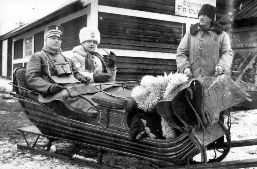 Lieutenant Eric Gustav Teodore Gillner (í miðju), í janúar 1931 ferðaði hann til Englands til að meta staðbundna skriðdreka. Í framtíðinni, Gillner var einn af helstu fólki í sænska tankbyggingu