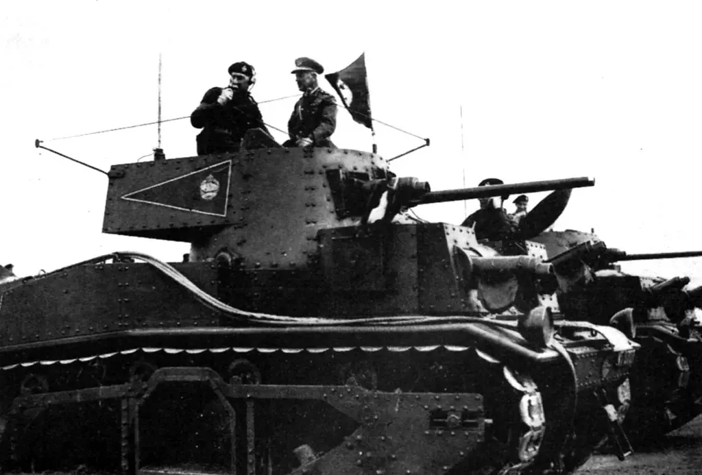 Perse Hobart (a Beret), comandant de la brigada de tancs recentment encunyats, 1934. Va ser amb la "Vagrand" (Hobo, aquest sobrenom que va rebre en els anys 20) s'associa amb la devolució de les forces de tanc d'anglès en més o menys raonable