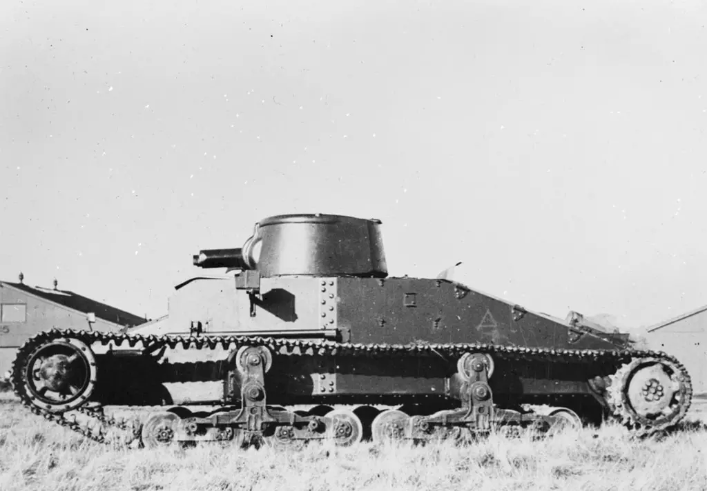 보병 탱크 A11E1, 나중에 보병 탱크 MK.I로 바뀌 었습니다. 1930 년대 중반까지는 보병 유지의 기계 총이 여전히 자주 발생 했으므로 그러한 차의 외관이 매우 놀랐을 것입니다.