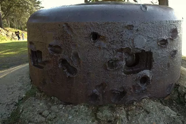 Yksi Armor-rullalla Mannerheimin linjalla lukuisten jälkien 107mm Shell Hits