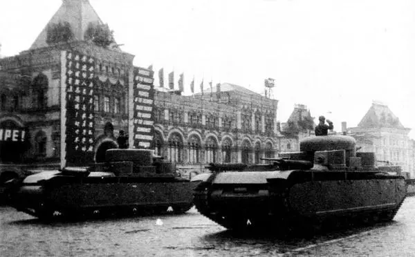 Nuqullo khibrad u leh T-35 nuqul ka mid ah Parade ee Nofeembar 7, 1932