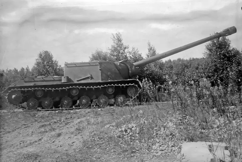 Gabtu-152-MM BL-8 سسٽم مان هاٿي ISU-152 تي ٻڌل آهي