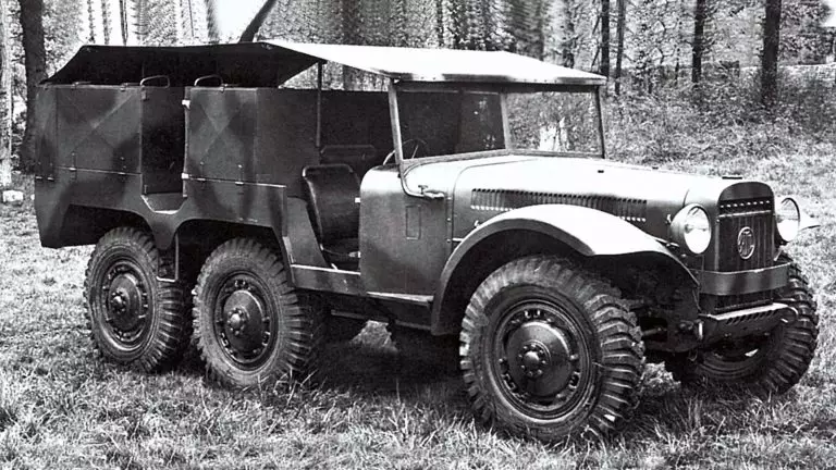 Delostrelecký traktor Latil M2TL6 s otvoreným telom a miestom pre štyroch ľudí bojovať proti výpočtu zbraní. 1936