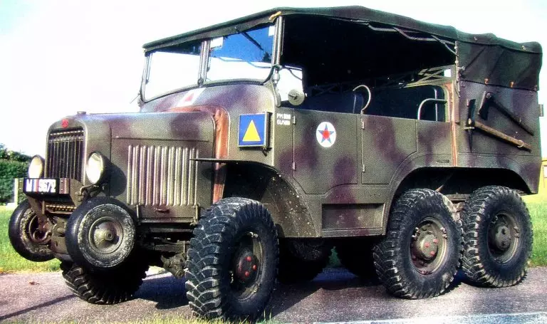 Delostrelecký traktor Latil M2TL6 s otvoreným telom a miestom pre štyroch ľudí bojovať proti výpočtu zbraní. 1936