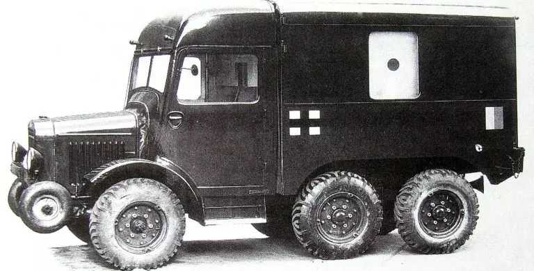 Delostrelecký traktor Latil M2TL6 s otvoreným telom a miestom pre štyroch ľudí bojovať proti výpočtu zbraní. 1936