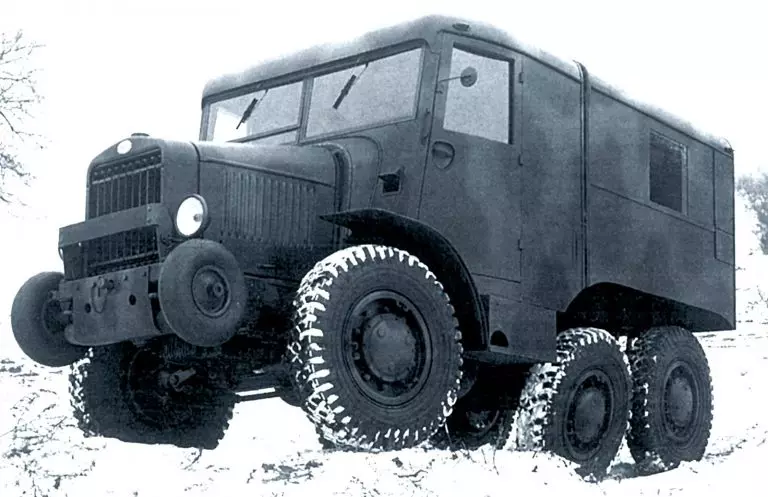 Priemerný traktor Laffly S25T s telom van typu s dvoma pozdĺžnymi lavičkami a štvormou tonou zimovou. 1938