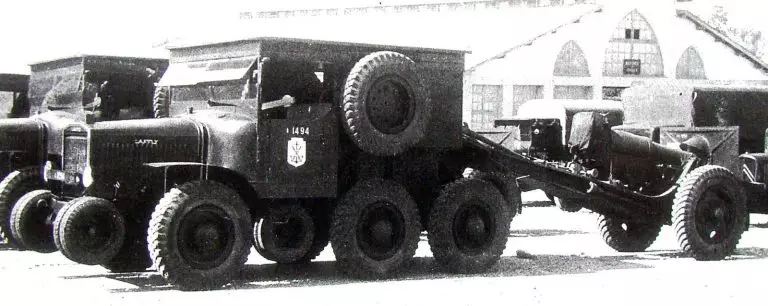 Priemerný traktor Laffly S25T s telom van typu s dvoma pozdĺžnymi lavičkami a štvormou tonou zimovou. 1938