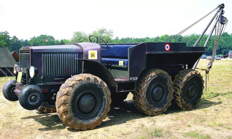 Ťažký evakuačný stroj laffly s45t s oceľovým predradníkom a päť-tonovým žeriavom. 1939 rok