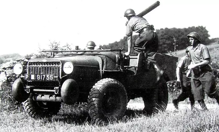 Traktor Licorne V15T, identičan automobilu lafly, na učenju konjičkih podjela na jugu Francuske. 1941. godine