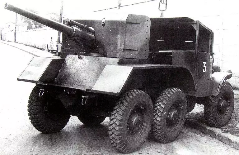 Samohybná polovodičová inštalácia Hotchkiss W15TCC s otvorenými sedadlami pre combat výpočet. 1940 rok