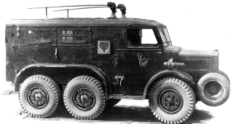 Carr Stórála Lorraine 28 Ar bhonn Tatra-28 comhlachtaí trí shnáithe le stáisiún caighdeánach agus stáisiún raidió. 1938