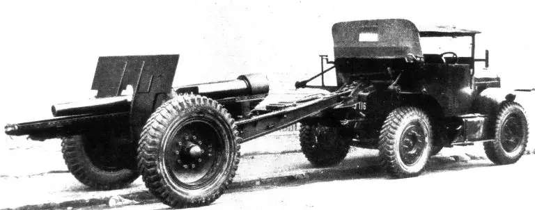 Svetlý delostrelecký traktor Latil KTL4 na pneumatických pneumatikách s sedlovým spojovacím zariadením. 1934