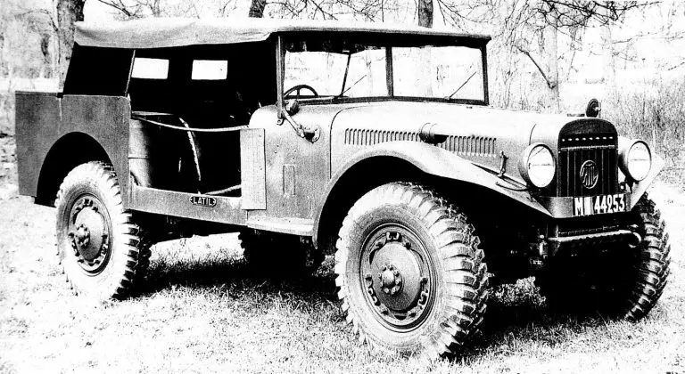 Delostrelecký traktor Latil M2TL6 s otvoreným telom a miestom pre štyroch ľudí bojovať proti výpočtu zbraní. 1936