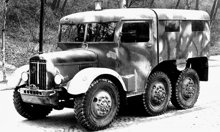 Delostrelecký traktor Latil M2TL6 s otvoreným telom a miestom pre štyroch ľudí bojovať proti výpočtu zbraní. 1936