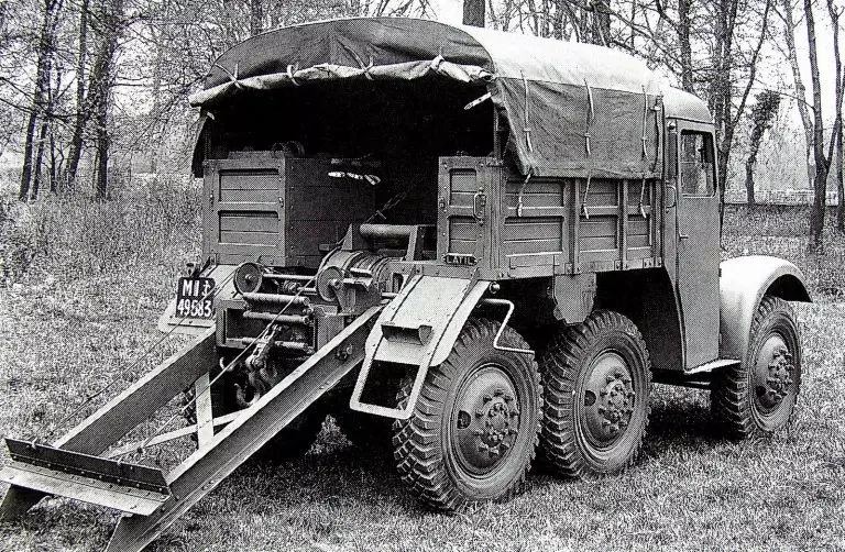 Topniški traktor Latil M2TL6 z odprtim telesom in prostor za štiri osebe, ki se bori proti izračunu pištol. 1936.