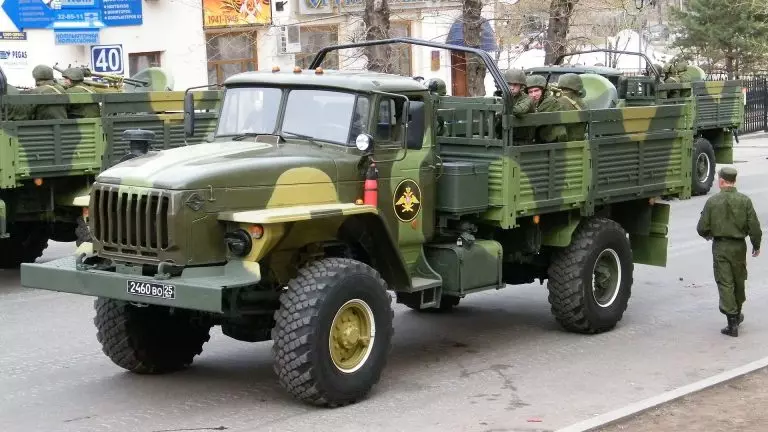 Urals-43206-ny ýylmorly kabinasy bilen täze üýtgediň