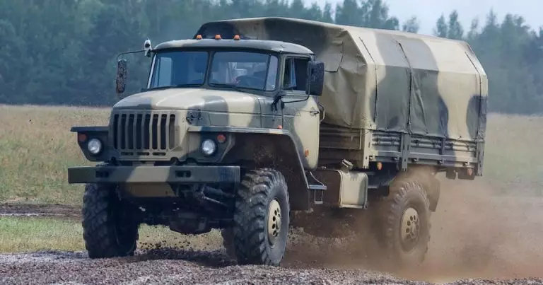 Urals-43206-ny ýylmorly kabinasy bilen täze üýtgediň