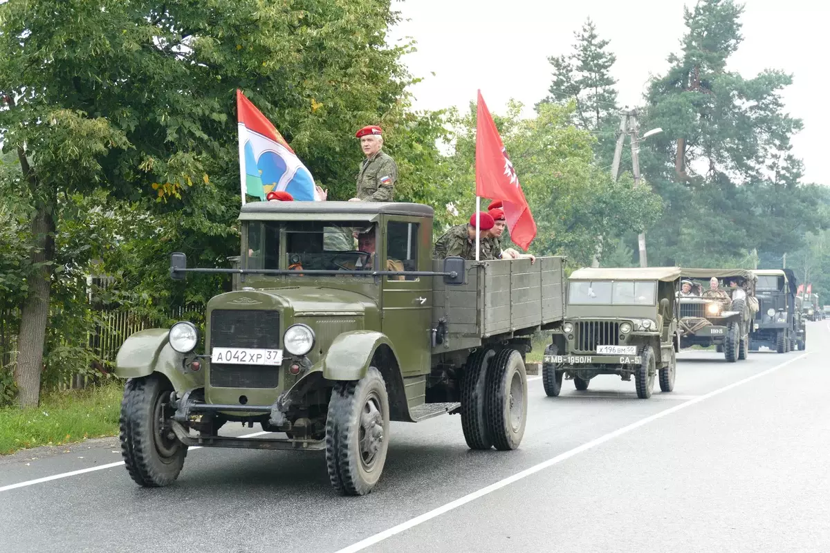 Yuri Pasholok. Ťažké stroje v lesoch obce Ivanovo