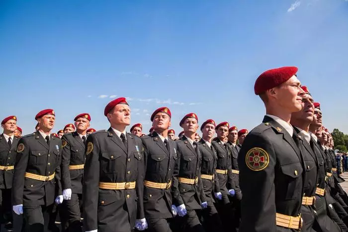 Rehearsal ta 'parata militari fi Kiev fl-uniformi militari tal-Ukraina l-ġdida