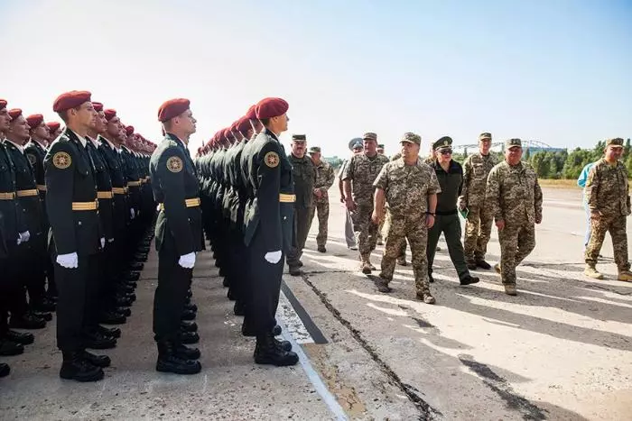 Ensaio dun desfile militar en Kiev no novo uniforme militar ucraniano