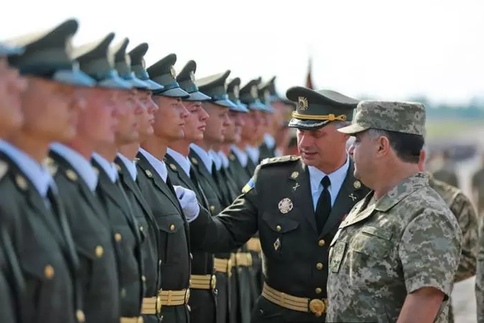 Rehearsal ta 'parata militari fi Kiev fl-uniformi militari tal-Ukraina l-ġdida