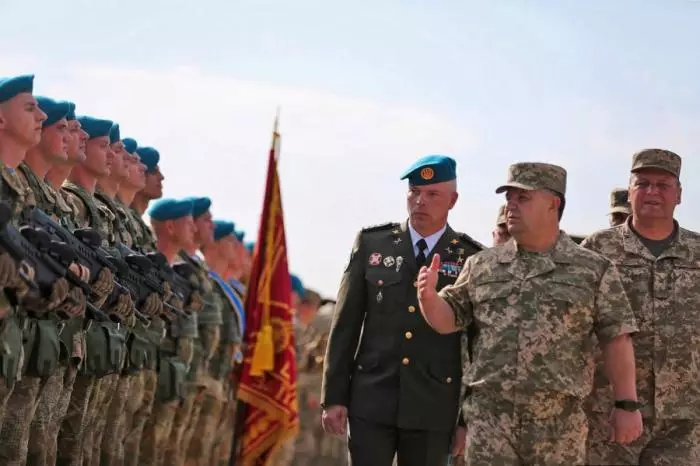 Ensaio dun desfile militar en Kiev no novo uniforme militar ucraniano