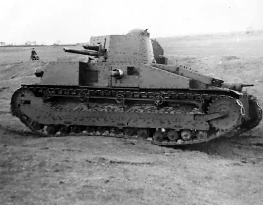 Vickers Medium MK.D. این تانک توسط یک موتور متمایز شد که قدرت امتیاز را توسعه داد (در MK.C آن تعریف شد)، و همچنین برج