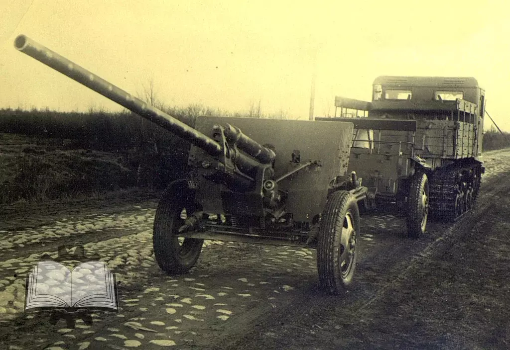 Uma amostra experimental da arma anti-tanque de 57 mm em testes, início de maio de 1941. Acabou que para a arma precisam de um trator mais poderoso