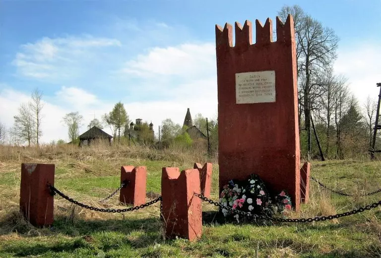 A shekara ta 1972, ya bude wannan tunawa stele daga kauyen Dwaronka Tver yankin