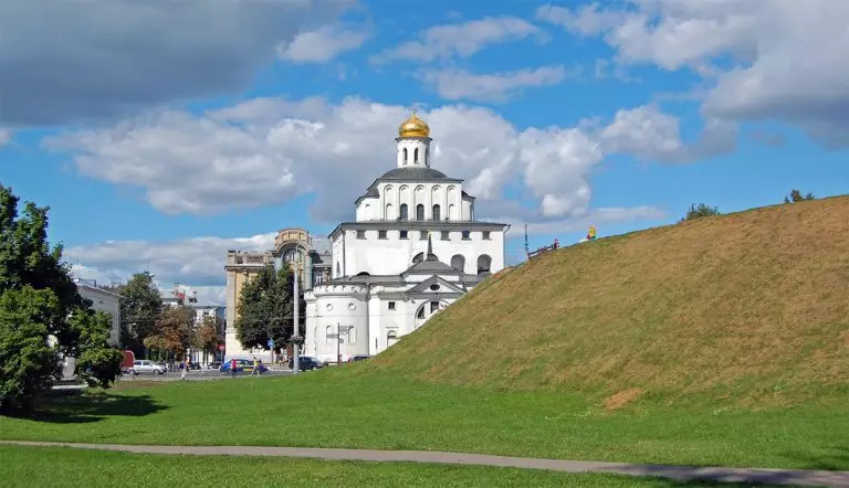 Turo de la Golden Gate kaj Arboj de Vladimir Magechi kaj hodiaŭ