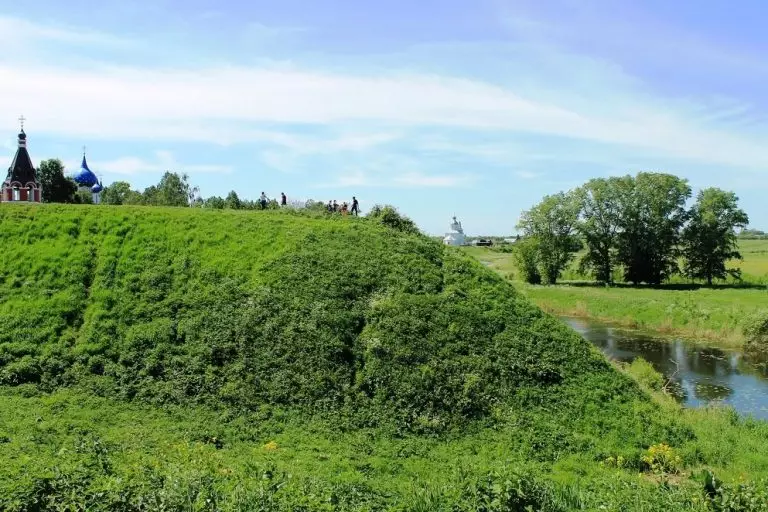 Og í dag er vígitréið Suzdal frábært á stöðum. Árið 1238, hæð hennar er 8 metra ...